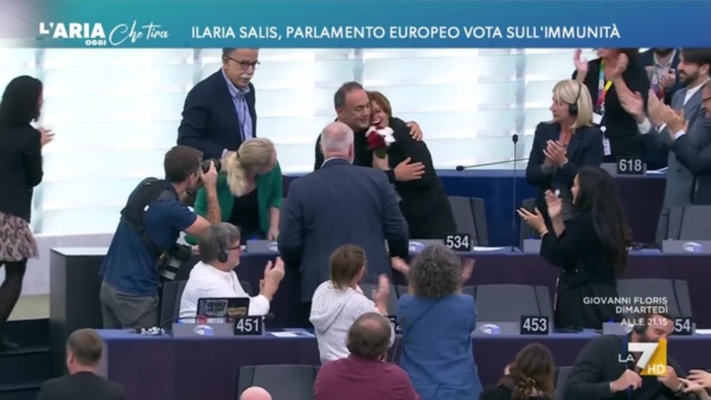 Immunità per Ilaria Salis abbracciata da Mimmo Lucano, David Parenzo ne ...