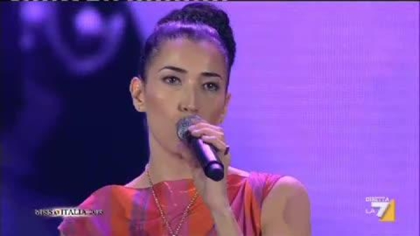 Miss Italia 2013 - 28/10/2013 : Nina Zill canta: "Per sempre" - LA7.it