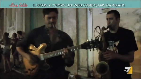 Bacoli Coppia Fa Sesso Per Strada Tra Le Auto Che Passano La