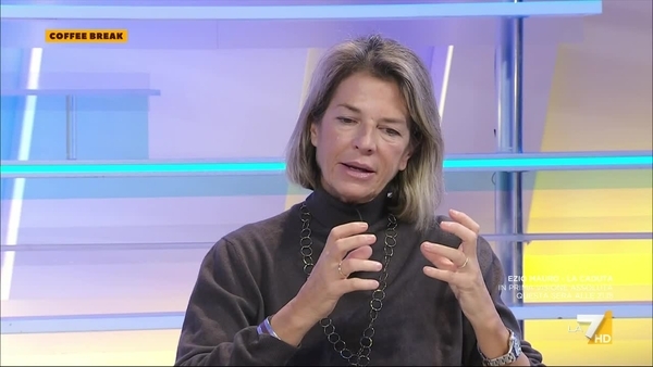 Premessa d'obbligo, Claudia Fusani: "Chiedo scusa per gli occhiali"