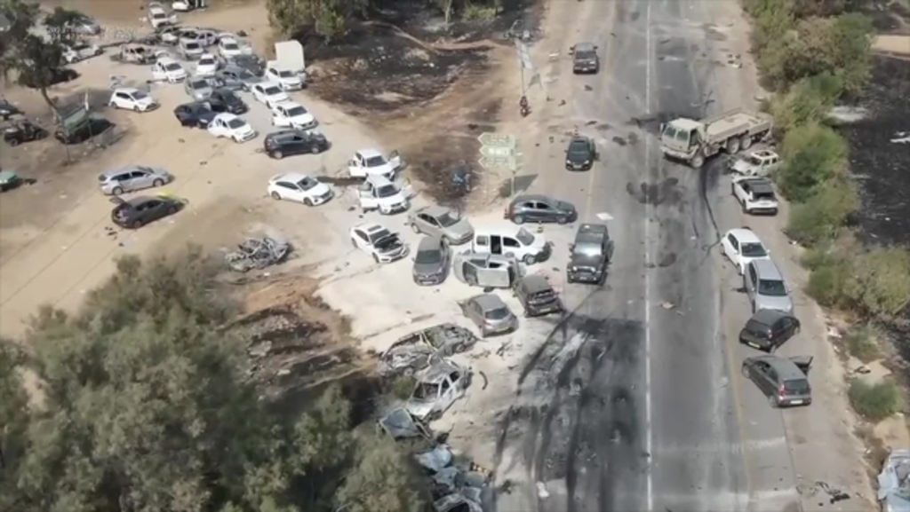 Israele, il video dal drone dopo l'attacco al rave party di Hamas | LA7