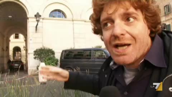 PIAZZAPULITA - 19/11/2011 : ALESSANDRO SORTINO CERCA DI INTERVISTARE L ...