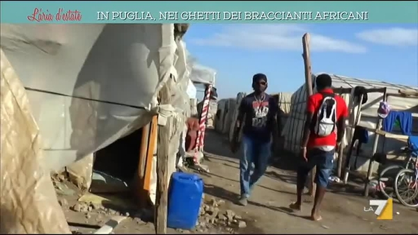 In Puglia, nei ghetti dei braccianti africani