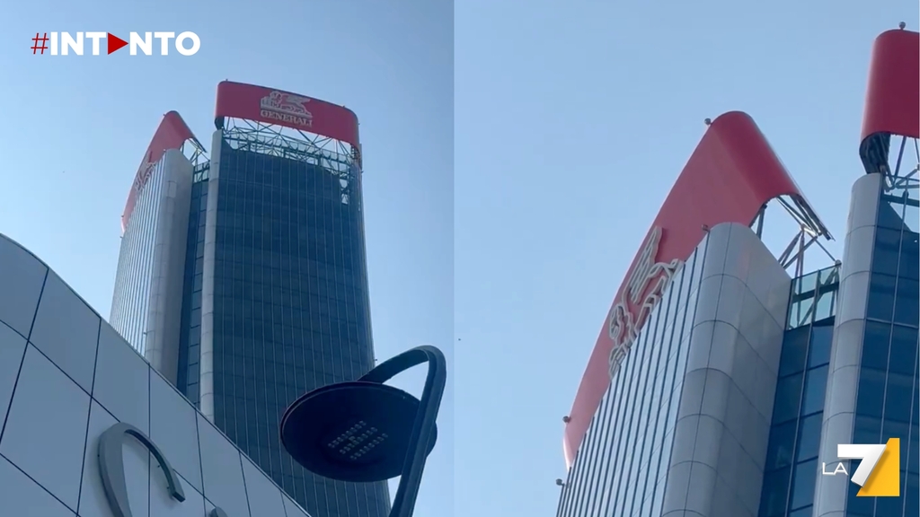 Insegna Generali a CityLife cede: pericolo crollo da 192 metri, il video