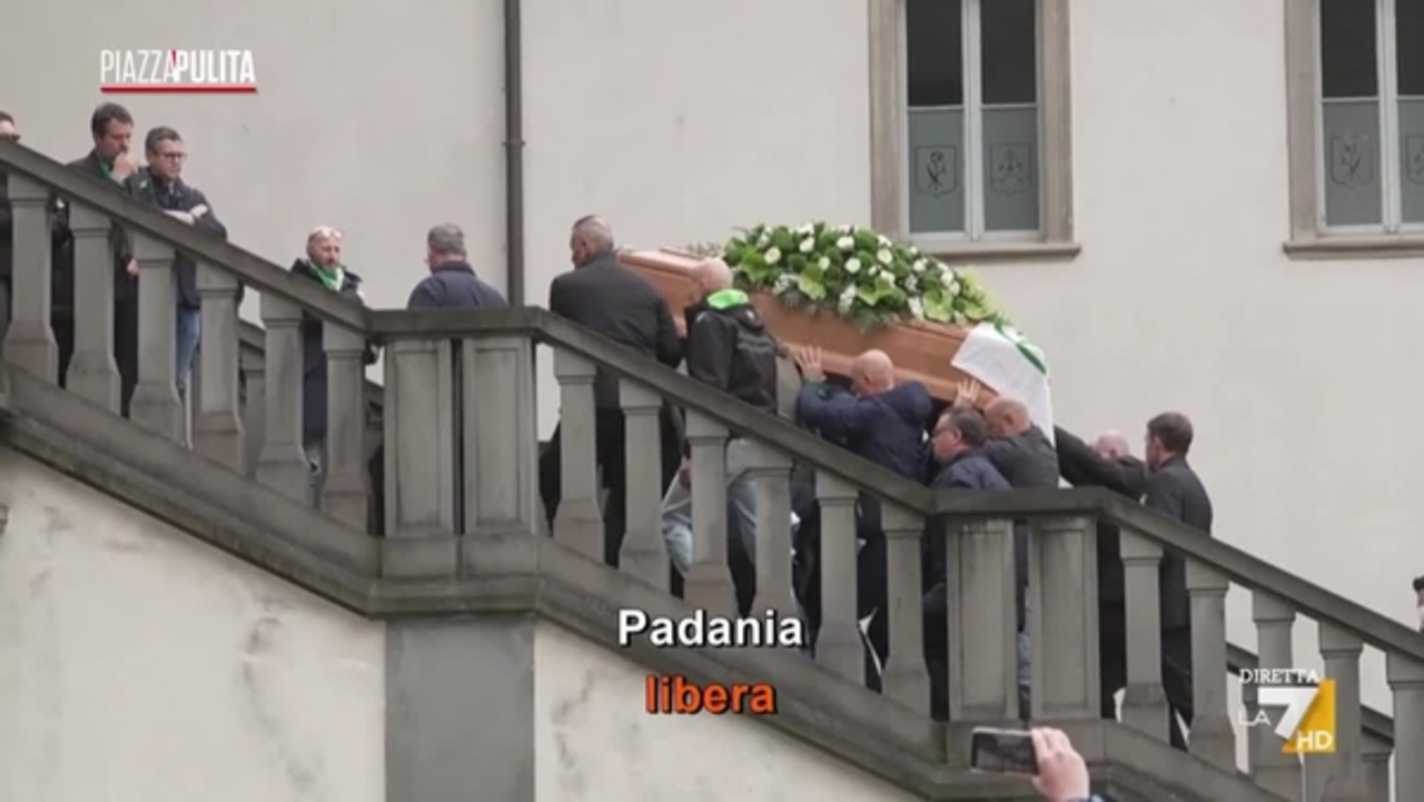 Il racconto del funerale di Umberto Bossi tra fischi e accuse a Matteo ...