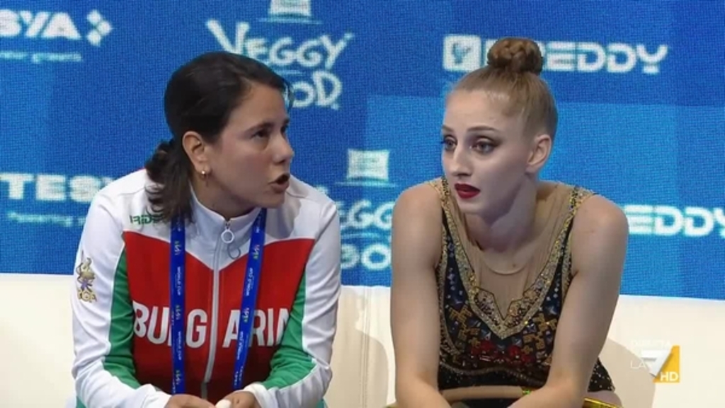 L'esercizio al cerchio di Boryana Kaleyn nella finalissima della Fig ...