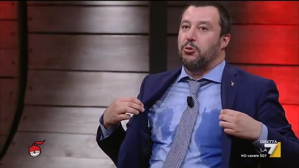 Matteo Salvini: 'Non posso tornare a casa da Elisa con una camicia così'