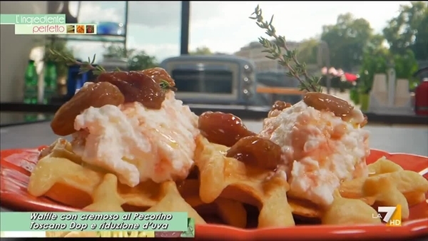 Waffle con cremoso di pecorino toscano e riduzione d'uva