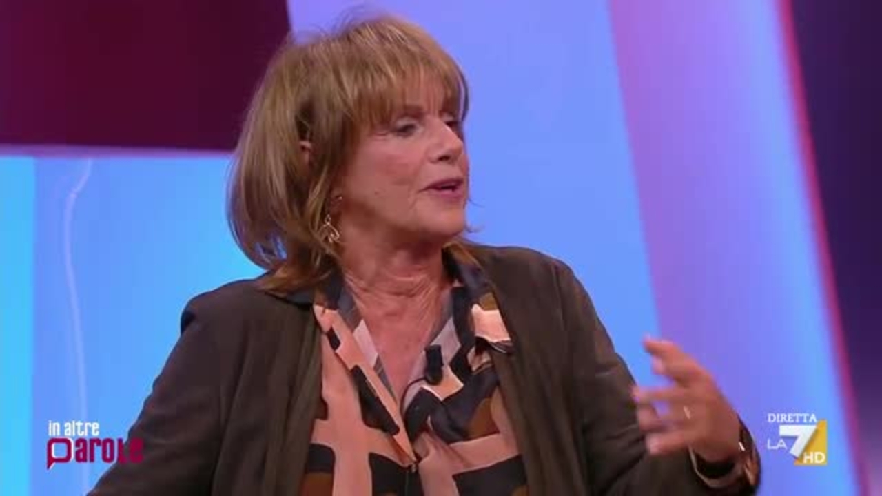 Lella Costa mette a confronto caso Modena e caso Sako, criticando Salvini