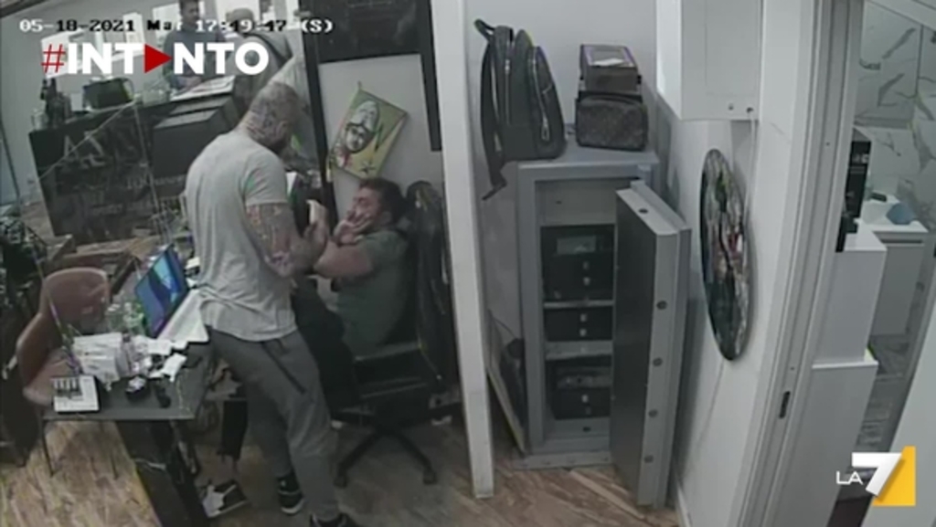 Orologiaio dei vip Ruzza aggredito da Danilo Quarto: video