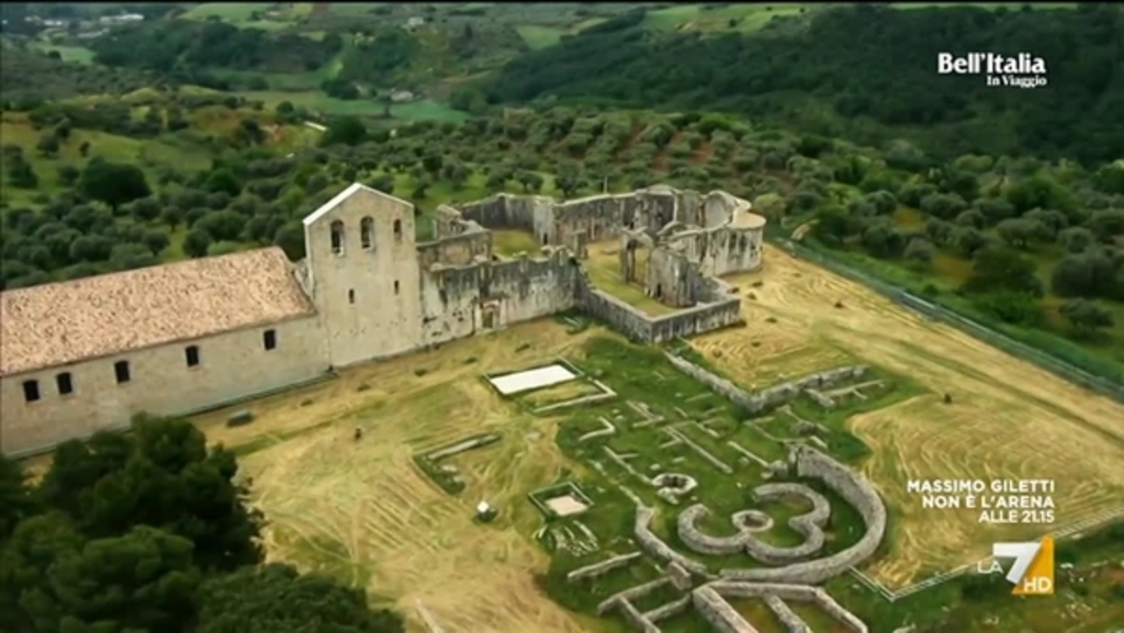 Venosa, il Parco Archeologico ed il Castello - Basilicata