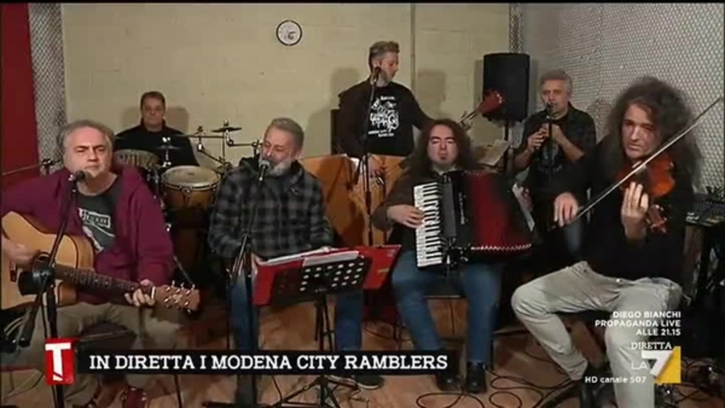 I Modena City Ramblers cantano 'Bella Ciao'