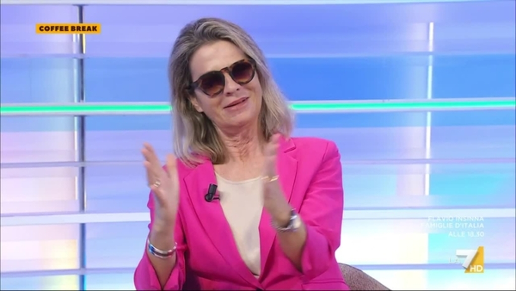 Premessa d'obbligo, Claudia Fusani: "Chiedo scusa per gli occhiali"