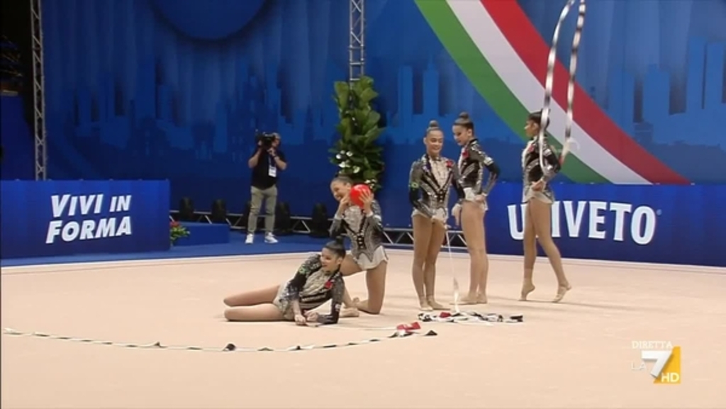 L'esercizio misto, 2 palle e 3 nastri, della squadra del Brasile alla ...