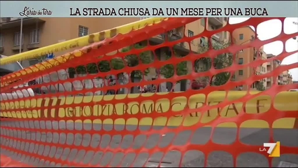 La strada chiusa da un mese per una buca