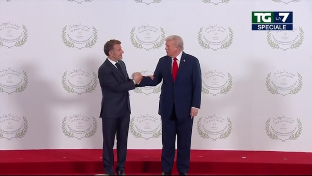 La lunga stretta di mano tra Trump e Macron ruba la scena al vertice di ...