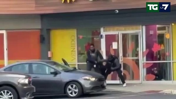 Greta Thunberg arrestata a Londra durante raduno pro-pal | TGLA7