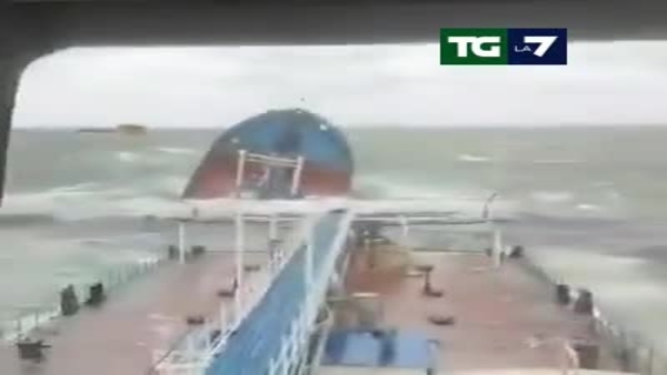 Collisione tra petroliera e cargo nel Mare del Nord: rischio disastro ...