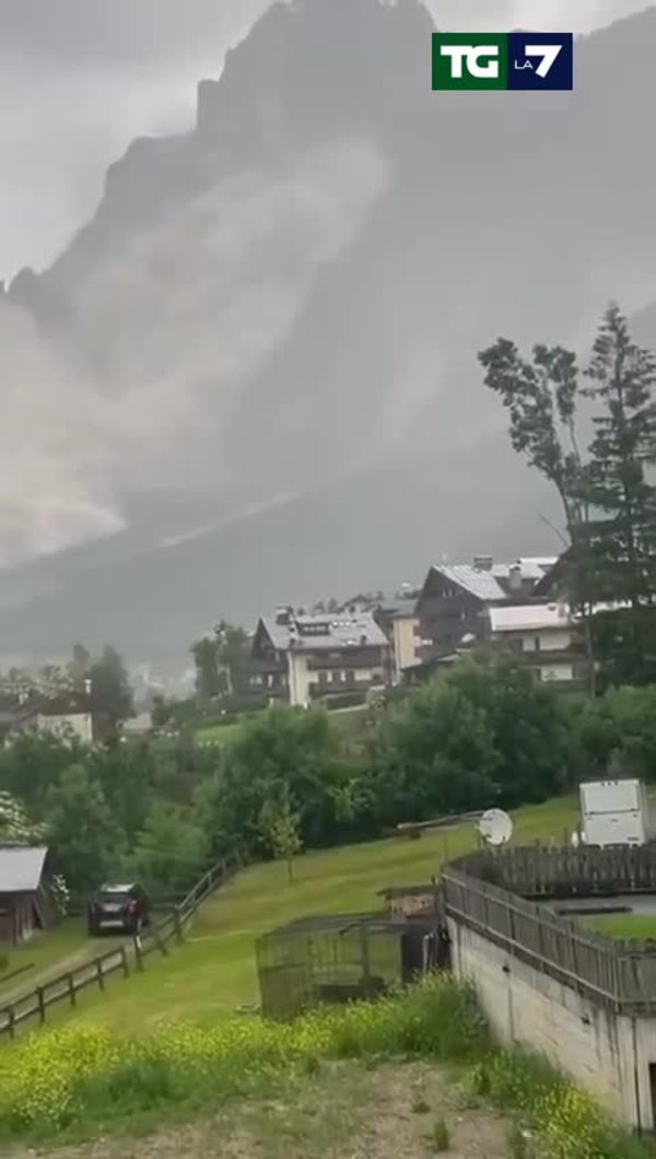 Terremoto ai Campi Flegrei: il video del crollo sull’isola di Punta ...