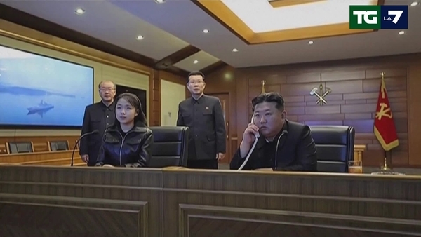 Kim Jong Un con la figlia sul carro armato. Il video | TG LA7