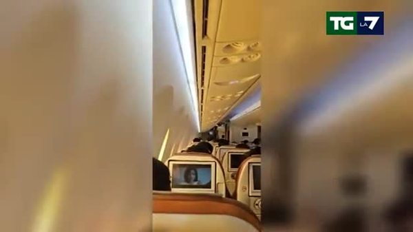 India, aereo boeing 787 caduto: cosa sappiamo finora sull’incidente | TG LA7