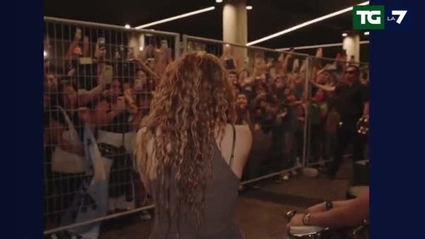 Canada, il video di Shakira che cade durante il concerto | TGLA7