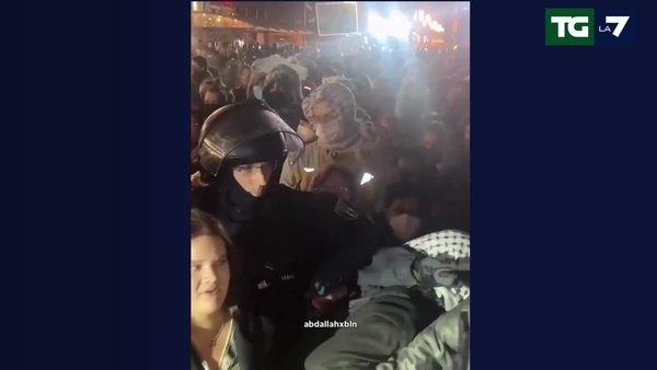 Flotilla, manifestanti pro-Pal occupano i binari della Stazione ...