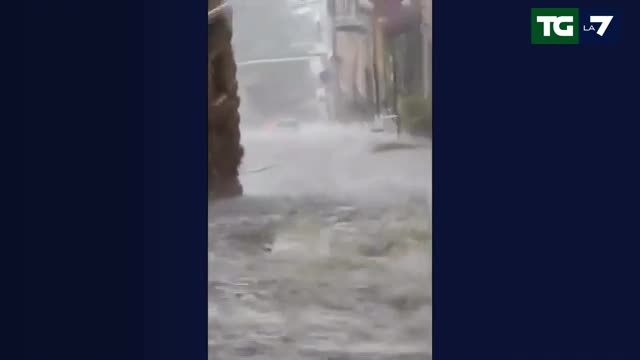 Flotilla, manifestanti pro-Pal occupano i binari della Stazione ...