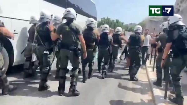 Terremoto ai Campi Flegrei: il video del crollo sull’isola di Punta ...