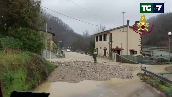 Marina di Massa, nave mercantile in balia del maltempo si schianta sul ...