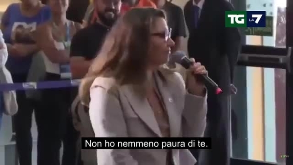 Il bacio appassionato tra Meloni e Musk a Parigi: un altro Il bacio appassionato tra Meloni e Musk a Parigi: un altro