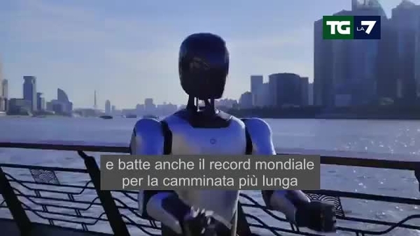 Ronaldo vs robot imbattibile: gol incredibile. Il video | TG LA7