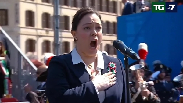 Il soprano Eleonora Buratto canta l'Inno di Mameli